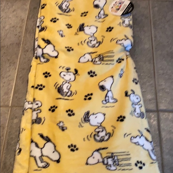 Peanuts | Bedding | Peanuts Poses And Paw Prints 55x7 Blanket | Poshmark